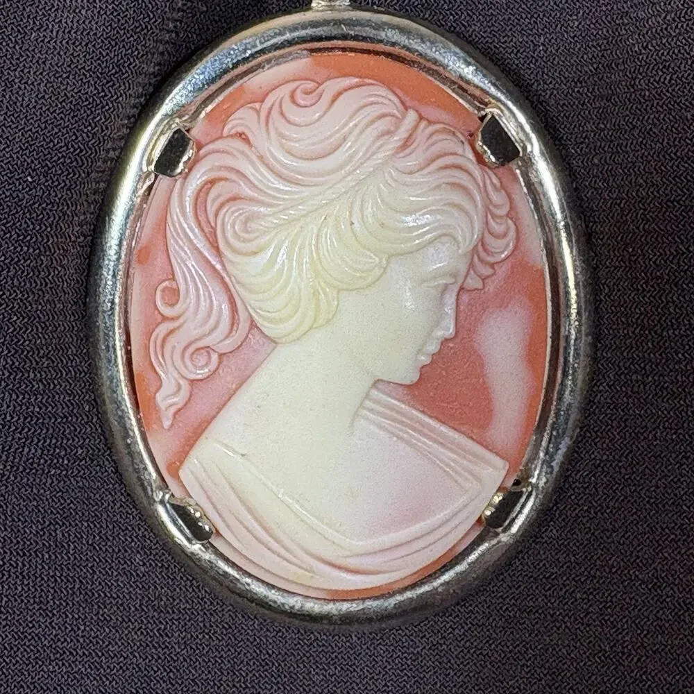 Vintage | Jewelry | Vintage Pink Resin Cameo Pendant Necklace 2 Gold ...